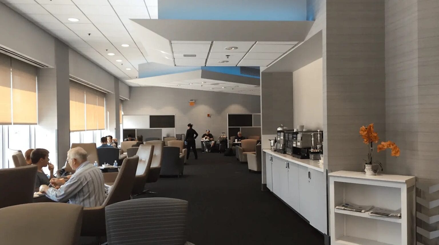 Boston Logan Airport Lounges Guide: Access, Hours, And Amenities